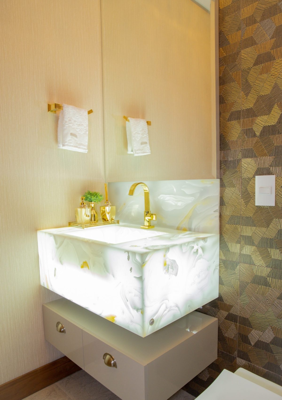 Onix White / Onix Gold – Casa do Mármore